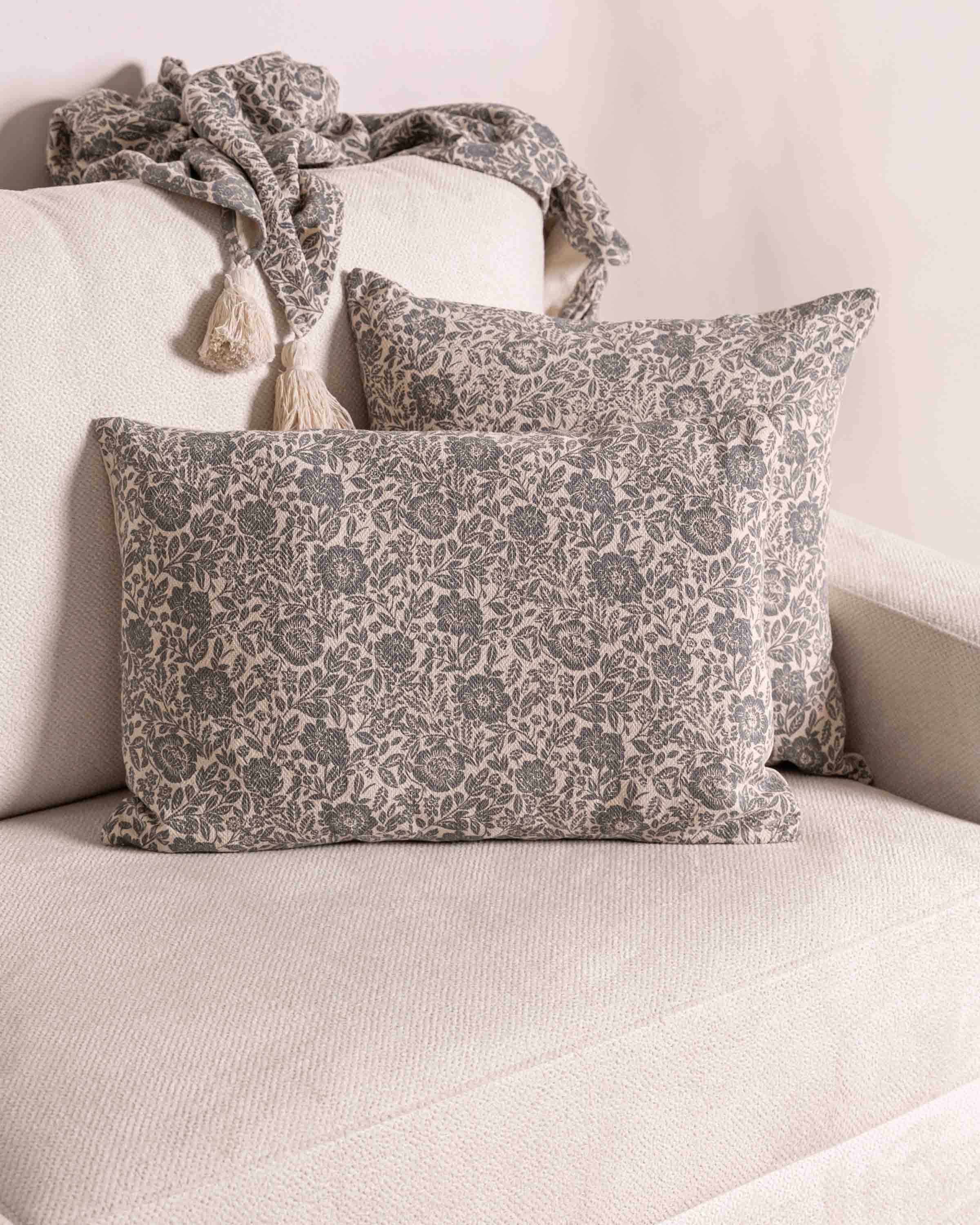 Cojín con detalles en color azul keike – Tramas Home